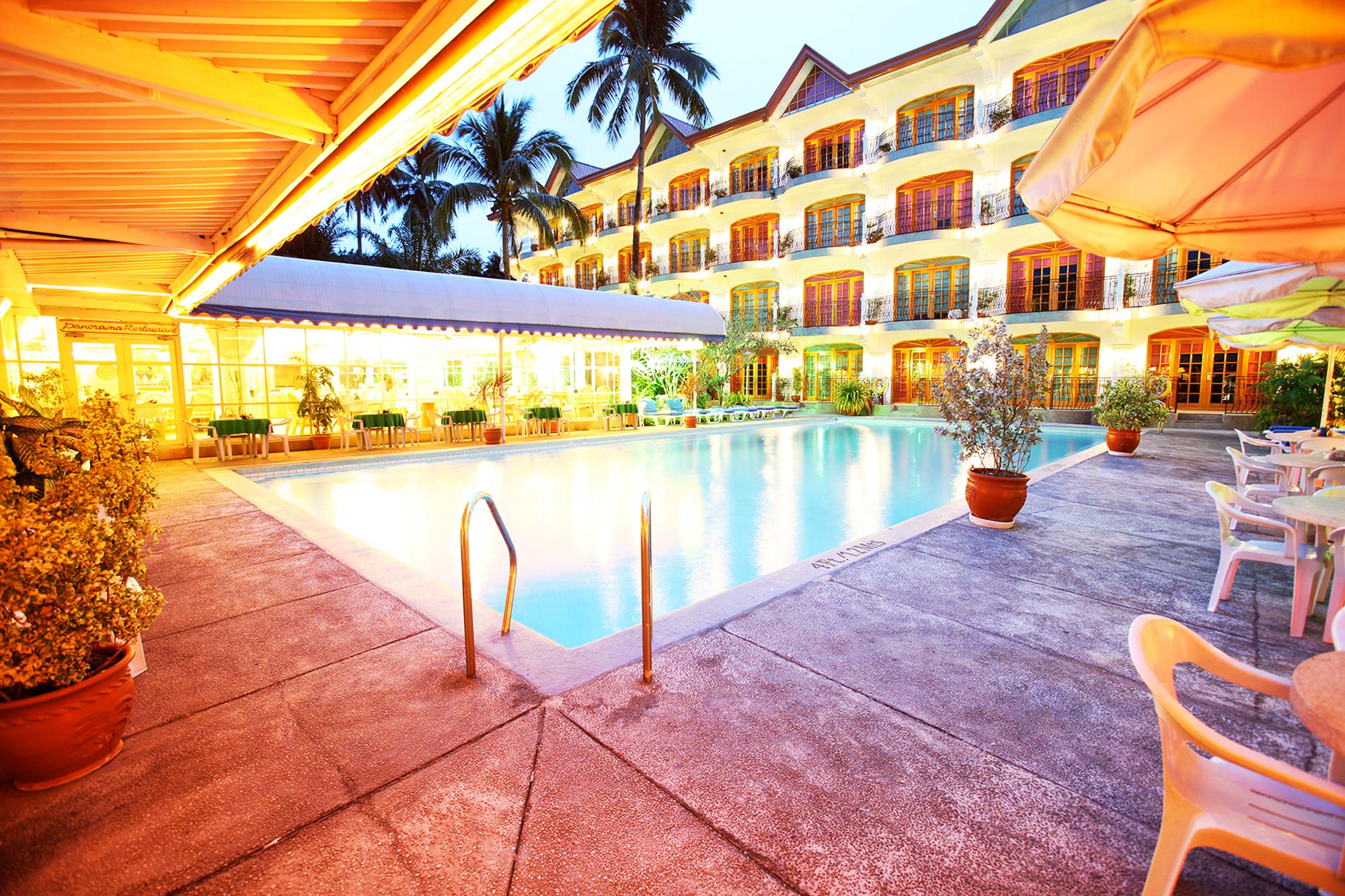 Swimming Pool - Clarkton Hotel in Angeles City